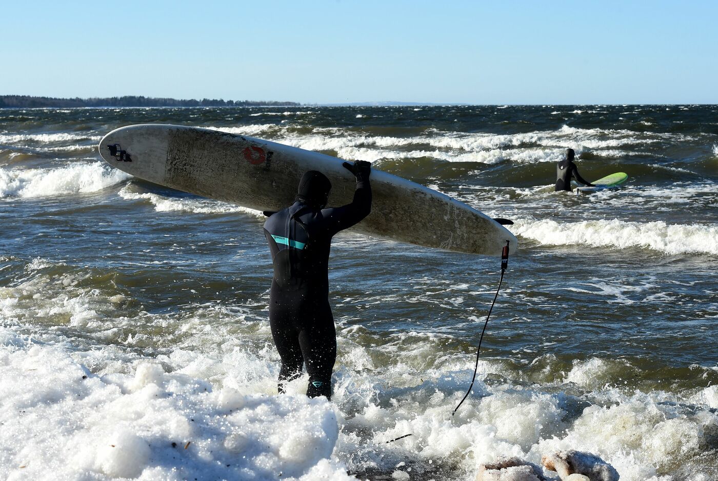 Surf invernale nelle gelide acque del Golfo di Finlandia [GALLERY]
