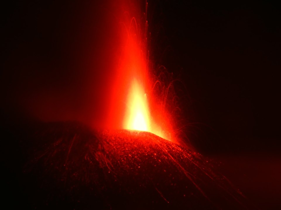 Eruzione Etna: parzialmente riaperto lo spazio aereo dell'aeroporto di ...