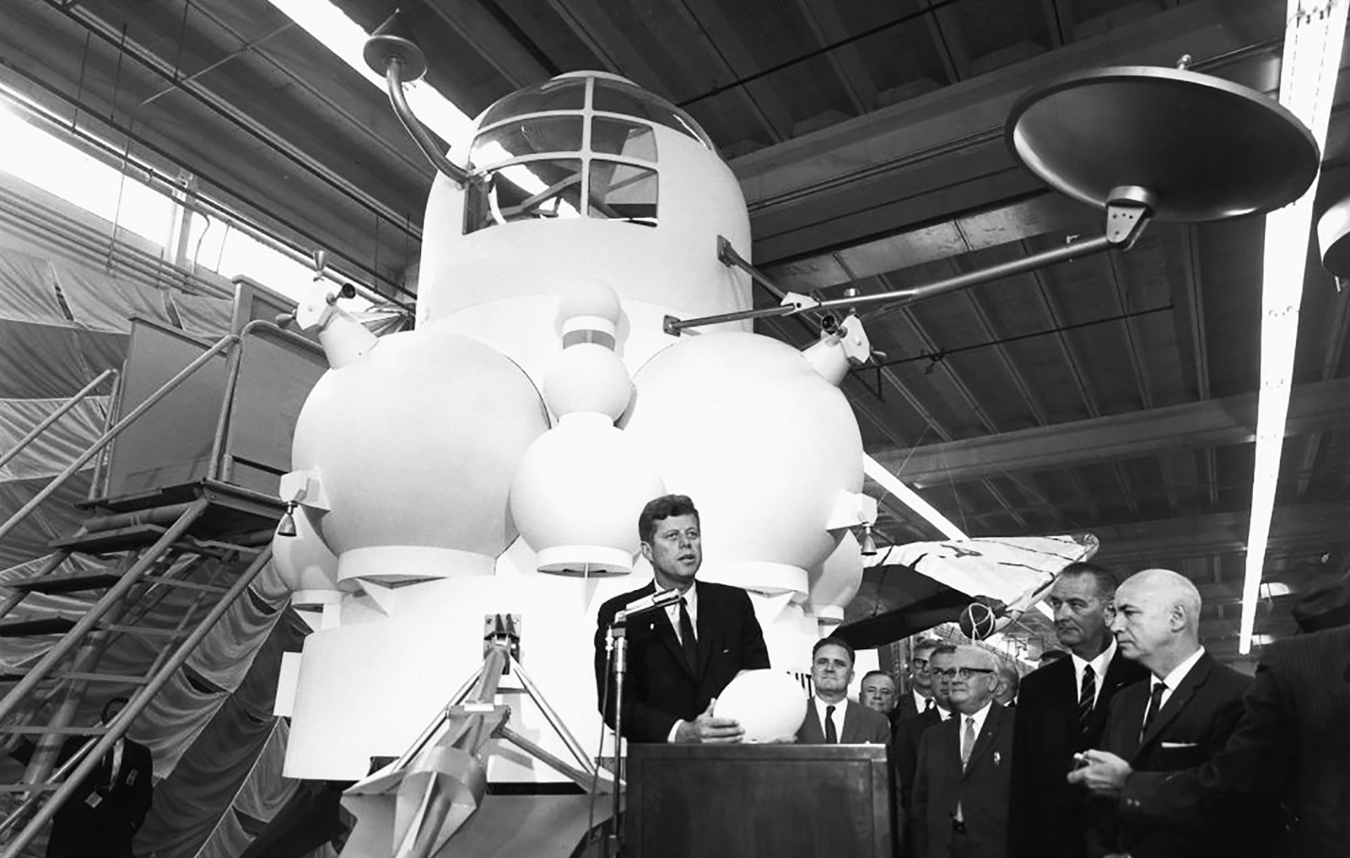 "Ci andremo entro il decennio", il sogno della Missione spaziale Apollo ...