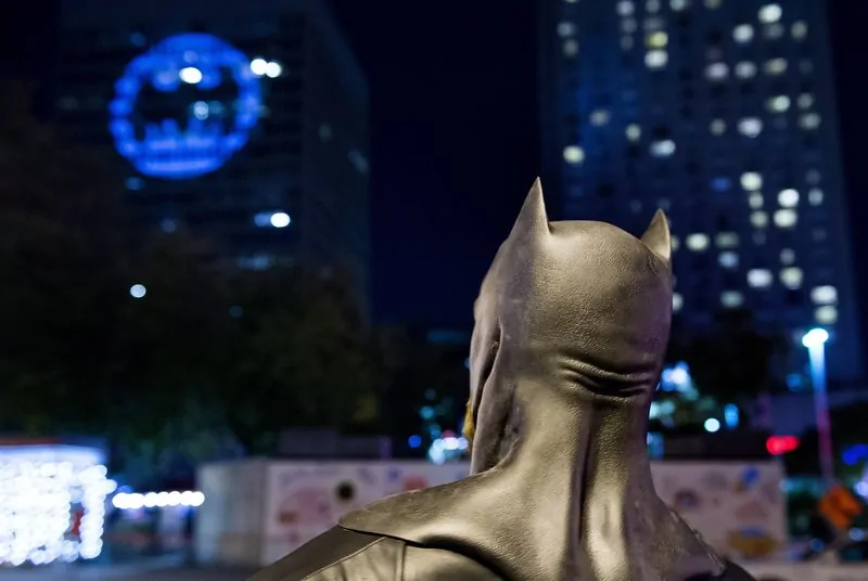 Batman compie 80 anni: da Roma a Tokyo passando per NY, acceso il bat ...