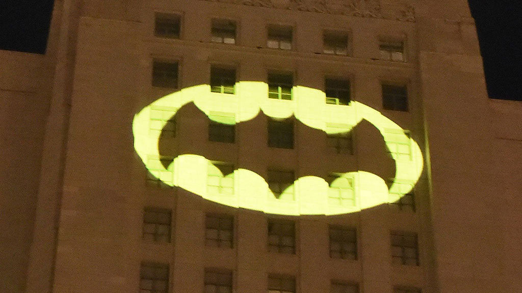 Batman compie 80 anni: da Roma a Tokyo passando per NY, acceso il bat ...