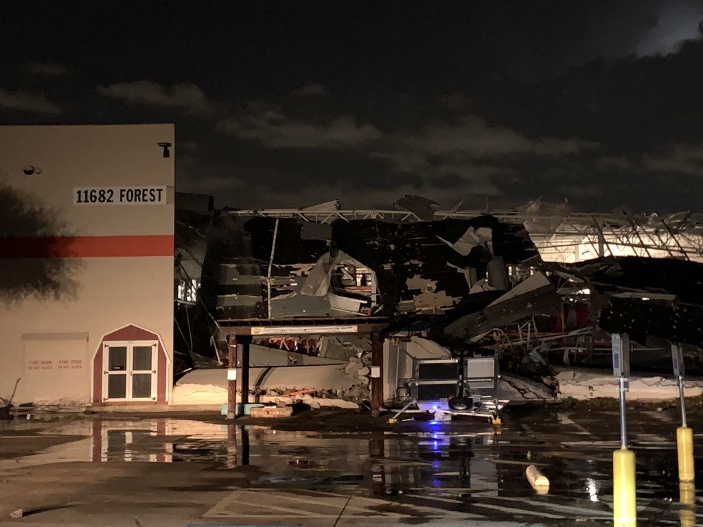 Meteo, scia di distruzione a Dallas dopo un grande tornado: gravi danni ...