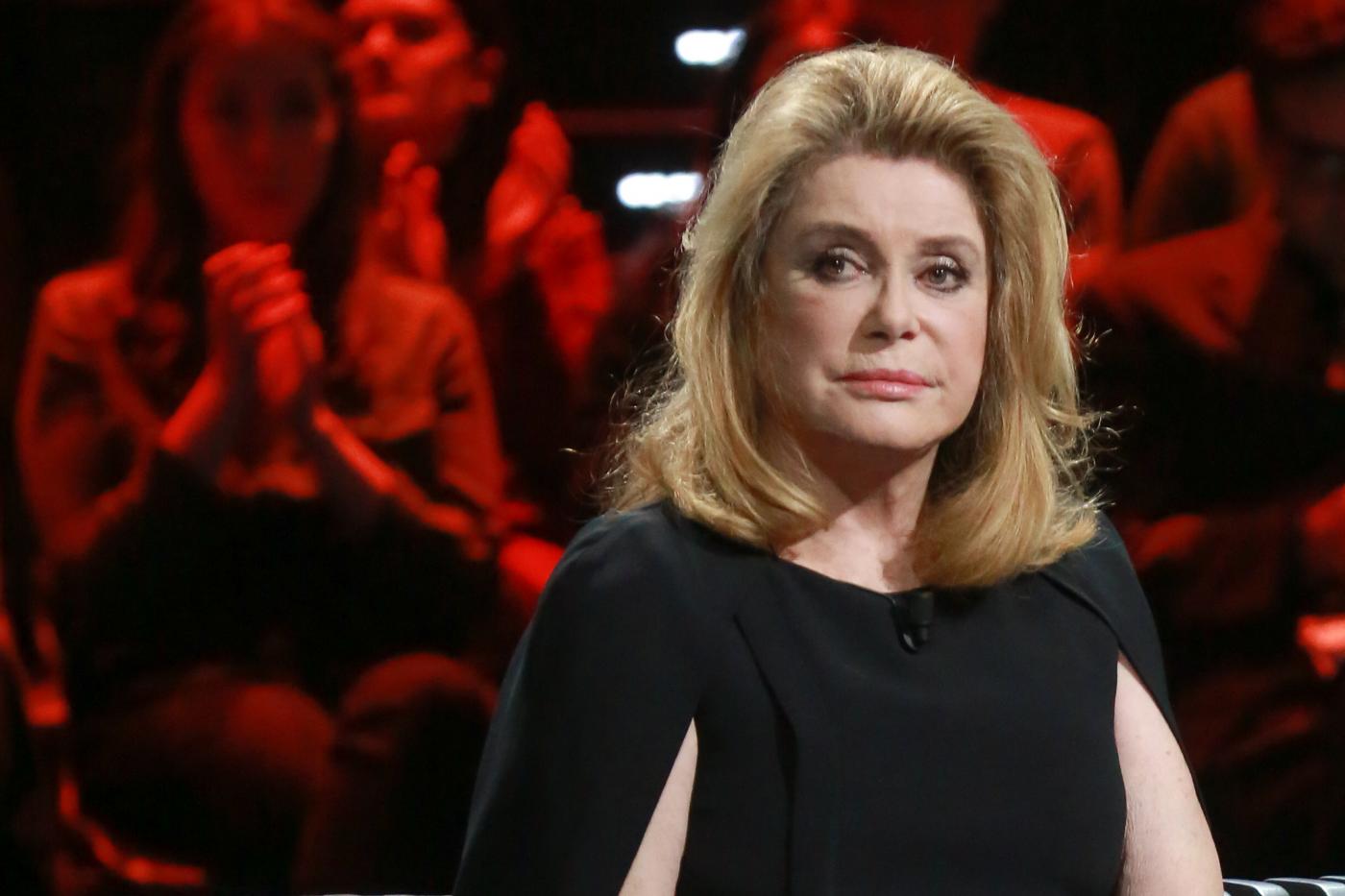 Catherine Deneuve reagisce bene alle cure: “Molto fortunata, stava ...