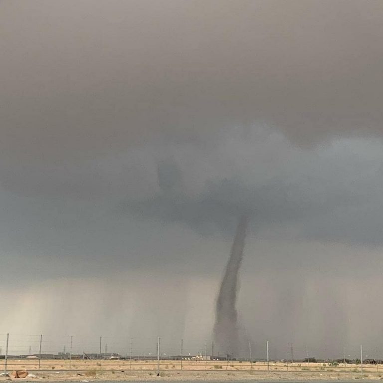 Meteo, raro tornado in Arabia Saudita: vortice al tramonto vicino ...