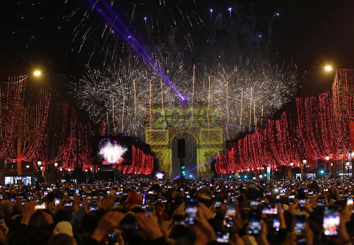 Capodanno 2020, i festeggiamenti sugli Champs Elysees: tutte le ...