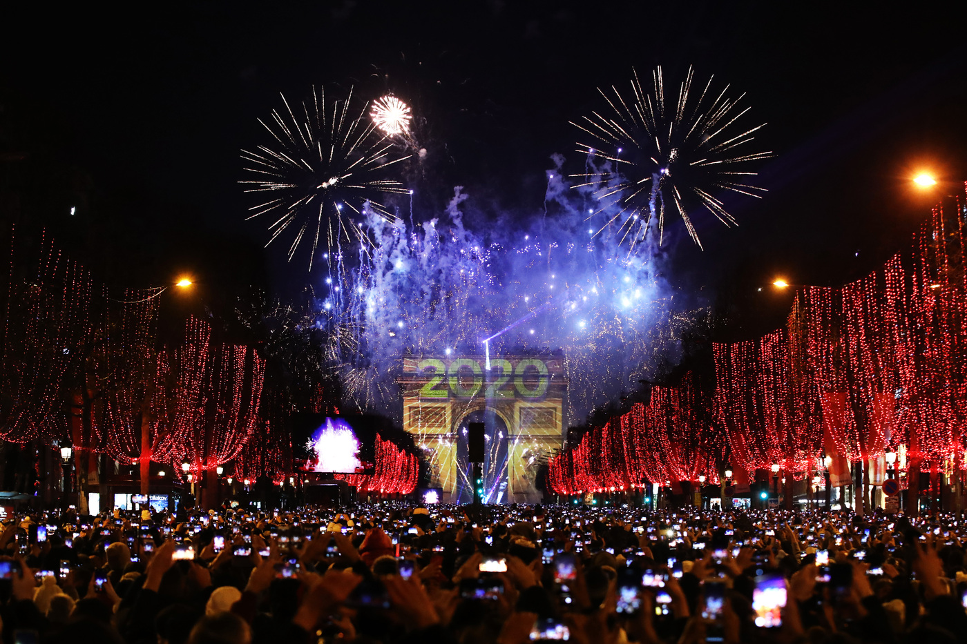 Capodanno 2020, i festeggiamenti sugli Champs Elysees: tutte le ...