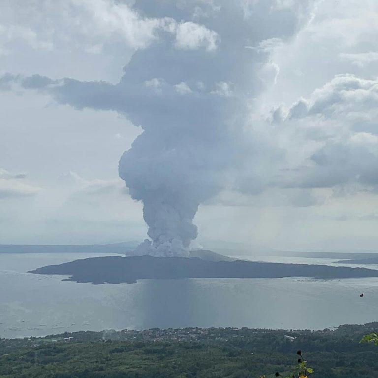 Filippine, violentissima esplosione del vulcano Taal: FOTO e VIDEO ...