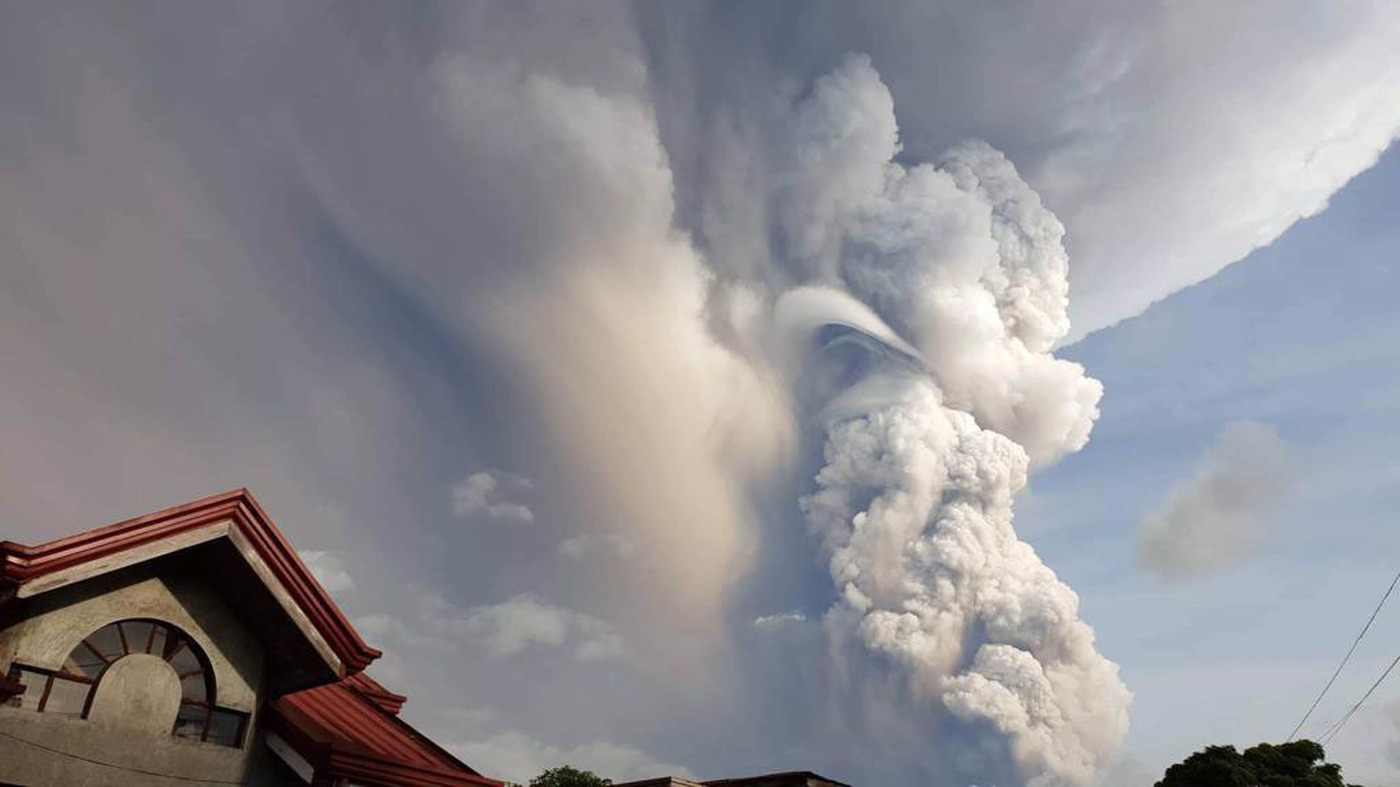 Filippine, un gruppo di turisti stava scalando il vulcano Taal al ...