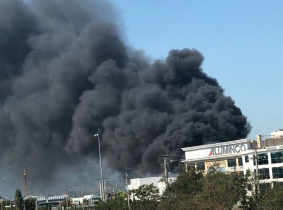 Vasto incendio in fabbrica ad Atene: gigantesca nube nera di fumo ...