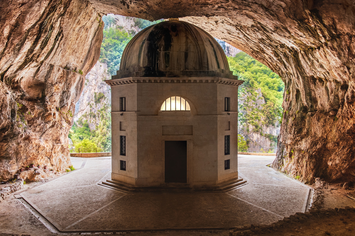 Il Tempio del Valadier, la chiesa incastonata nelle Grotte di Frasassi