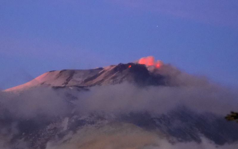 Etna, ancora fuochi d'artificio: esplosioni alla Voragine e nuovo ...