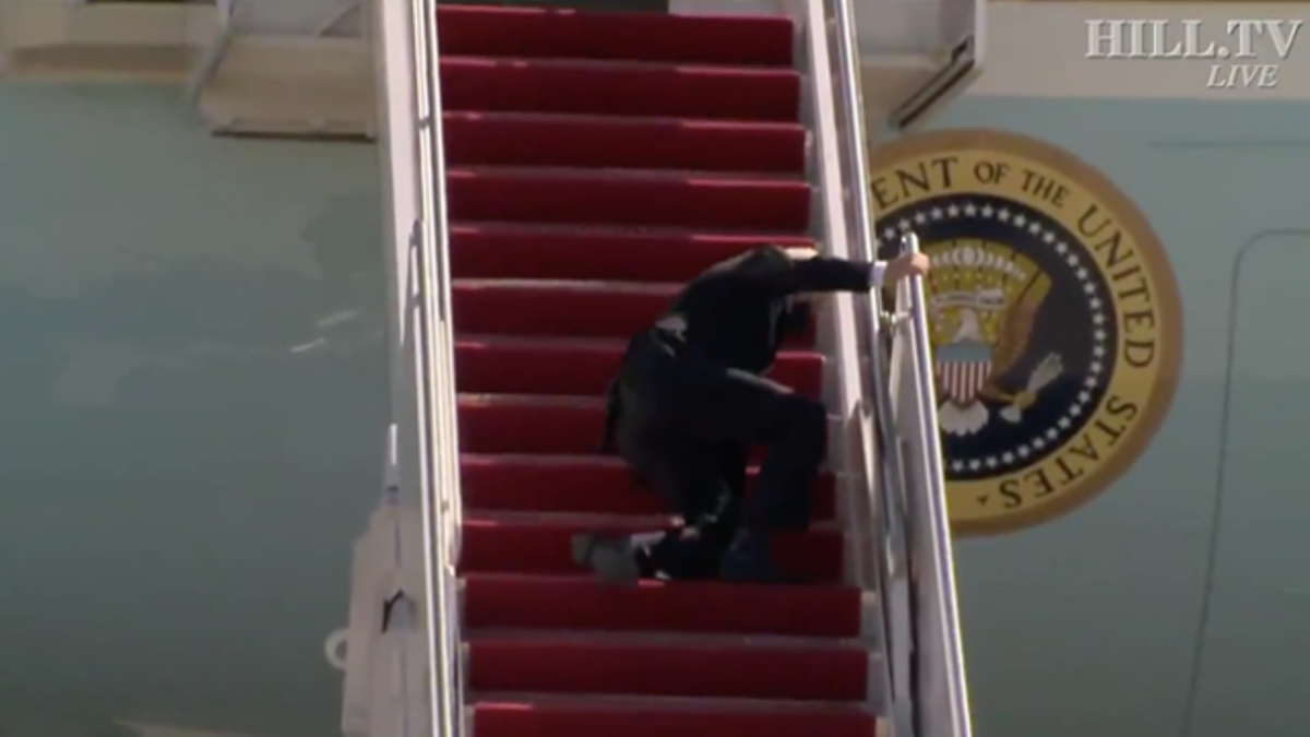 Biden scivola e cade sulla scaletta dell'Air Force One: il VIDEO fa il ...