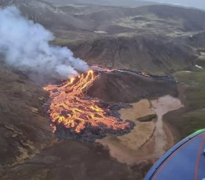 Islanda, eruzione del vulcano Fagradalsfjall: fessura di 500-700 metri ...