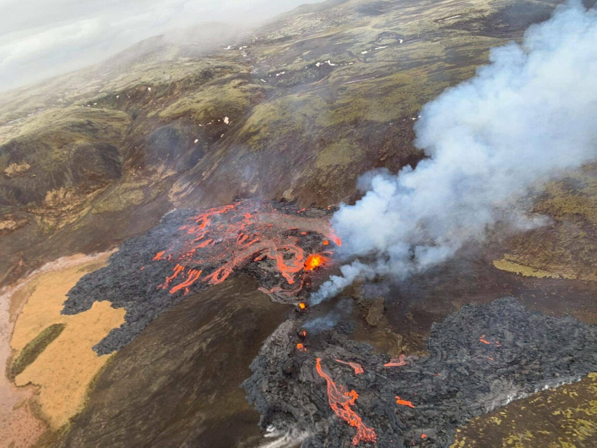 Islanda, eruzione del vulcano Fagradalsfjall: fessura di 500-700 metri ...