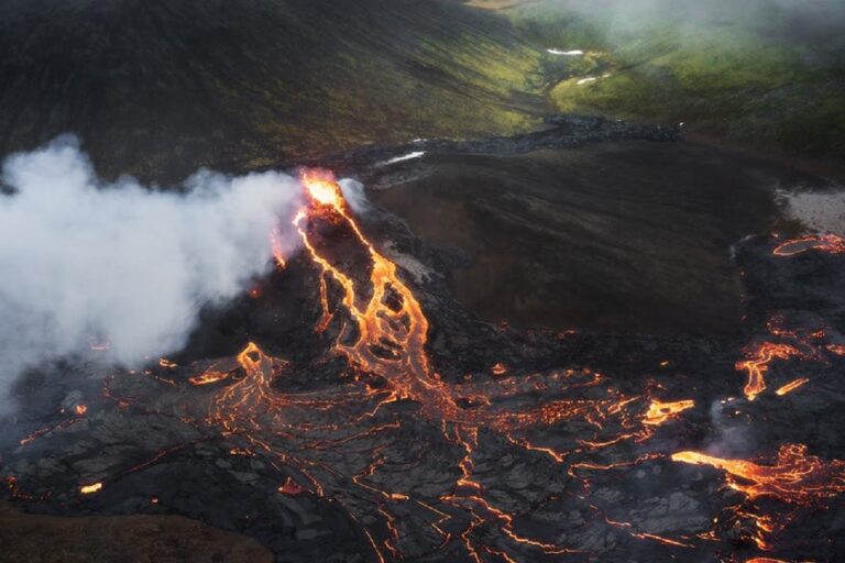 Islanda: le 10 FOTO più spettacolari dell’eruzione del vulcano ...