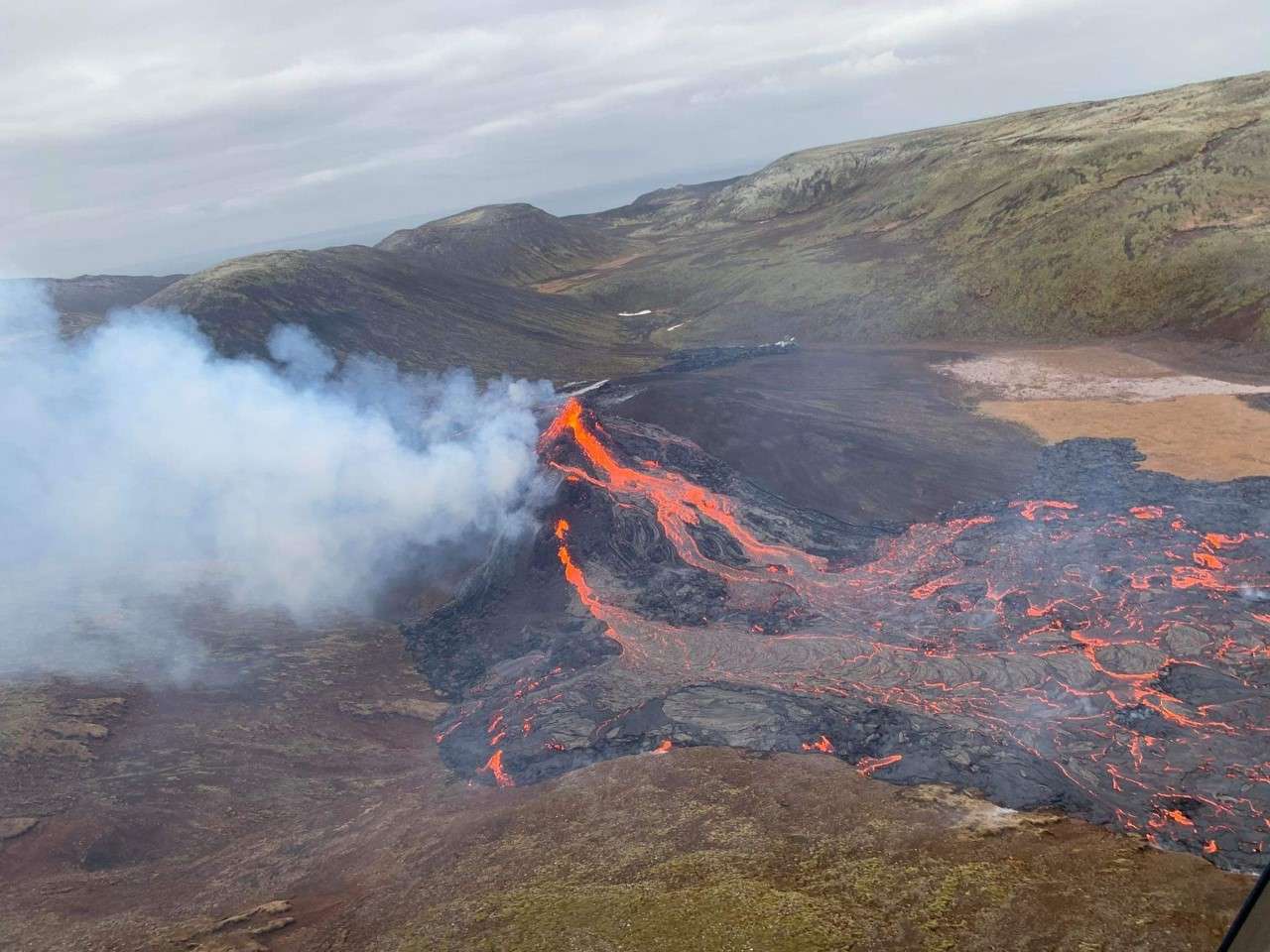 Islanda, eruzione del vulcano Fagradalsfjall: fessura di 500-700 metri ...