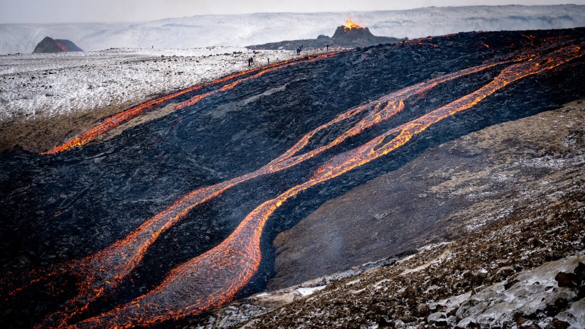 Eruzione Islanda, si aprono nuove fessure intorno al vulcano ...