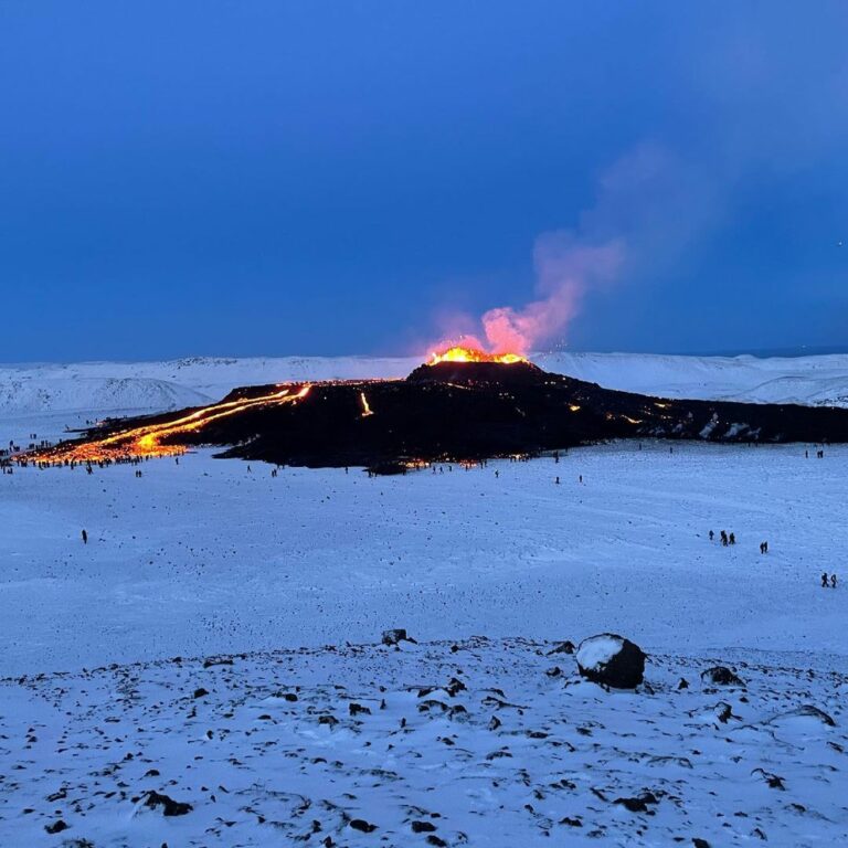 Islanda, si aprono nuove fessure intorno al vulcano Fagradalsfjall ...