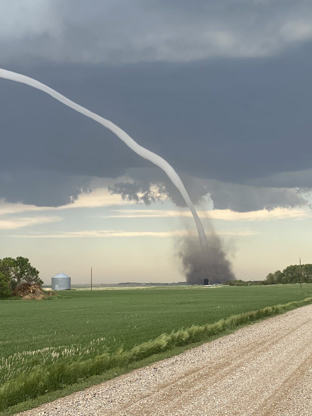 Meteo, spettacolare tornado in Canada: le immagini del vortice ...