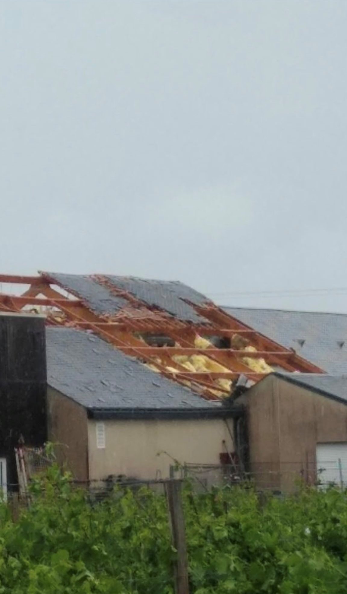 Maltempo Francia, tornado devasta Saint-Nicolas-de-Bourgueil: crolla il ...