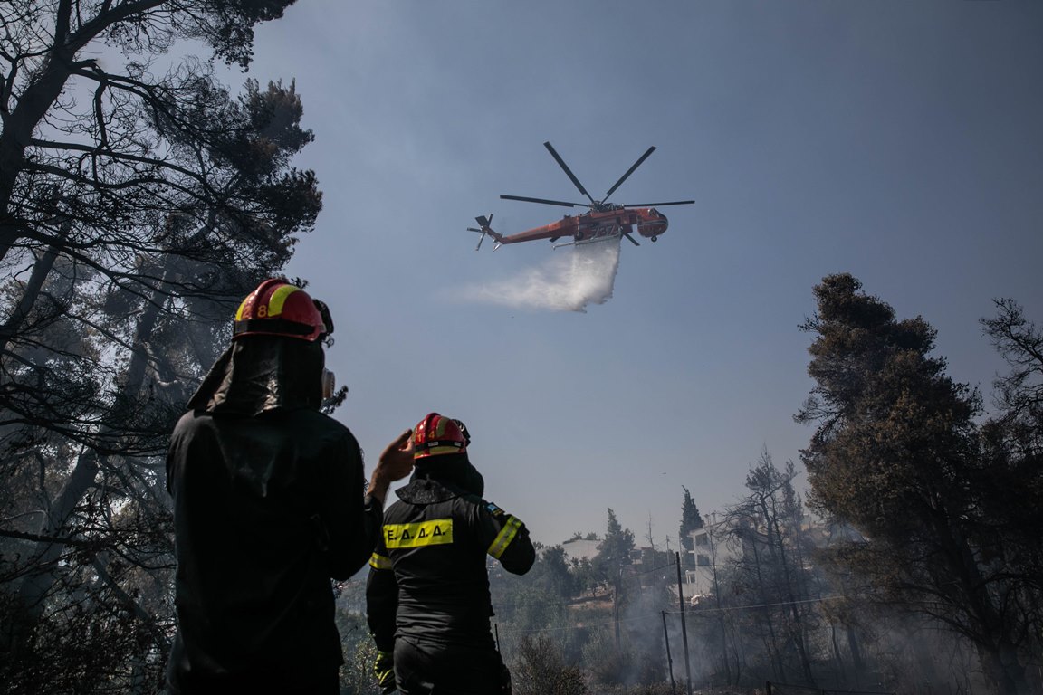 Vasto incendio in Grecia: fiamme a Nord di Atene, evacuazioni e case ...
