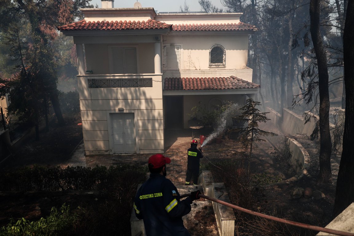 Vasto incendio in Grecia: fiamme a Nord di Atene, evacuazioni e case ...