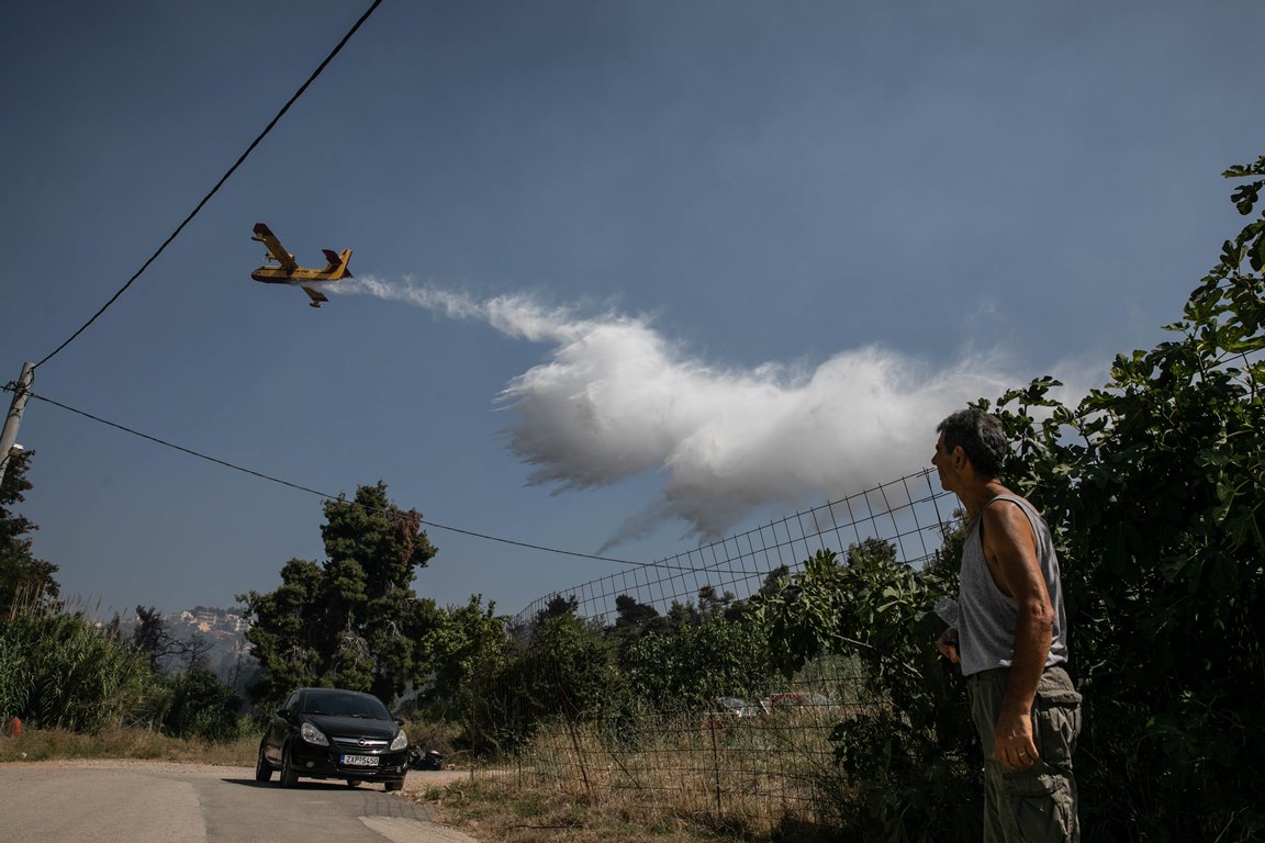 Vasto incendio in Grecia: fiamme a Nord di Atene, evacuazioni e case ...