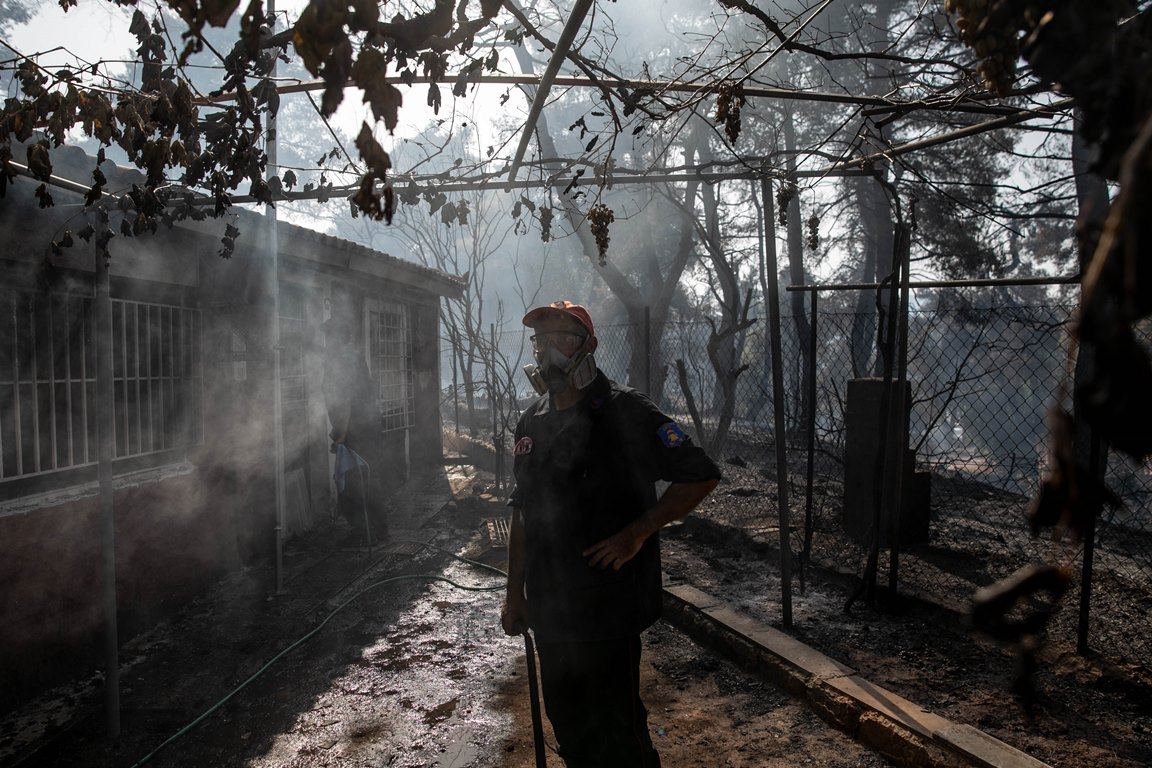 Vasto incendio in Grecia: fiamme a Nord di Atene, evacuazioni e case ...