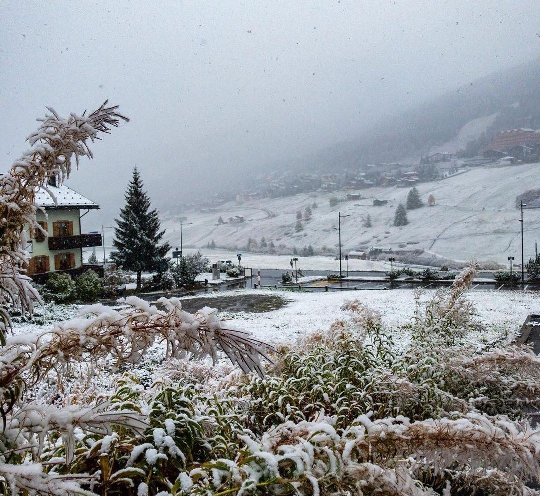 Maltempo, prima neve di stagione a Livigno: temperatura fino a -0,7°C ...