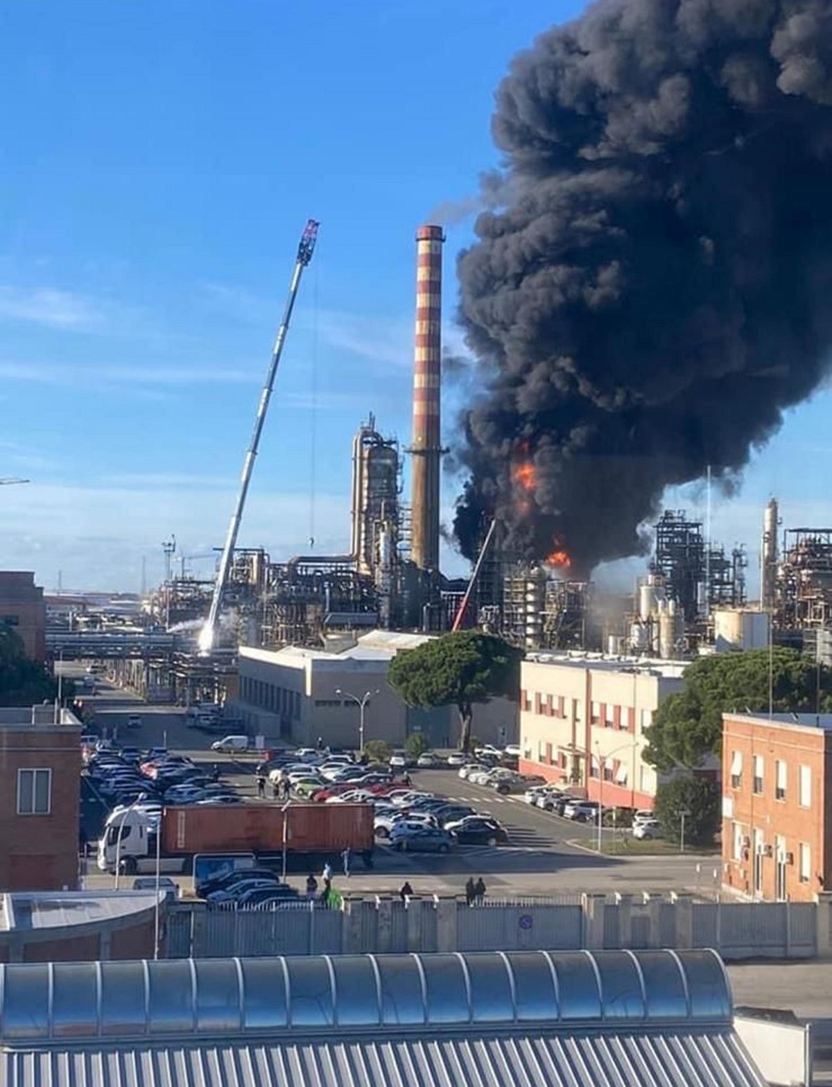 Fumo e scoppi a Livorno, incendio in raffineria Eni: scattano misure di ...