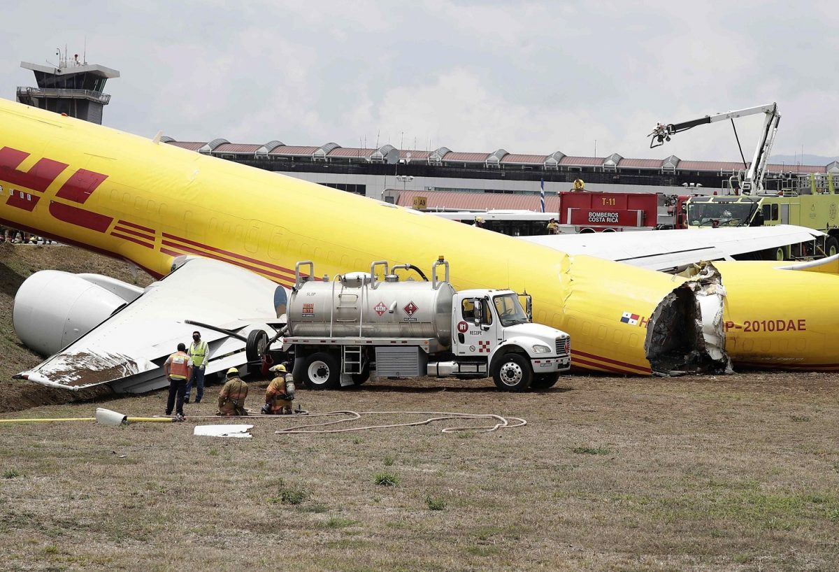 Atterraggio di emergenza per un Boeing 757 di DHL: esce di pista e si ...