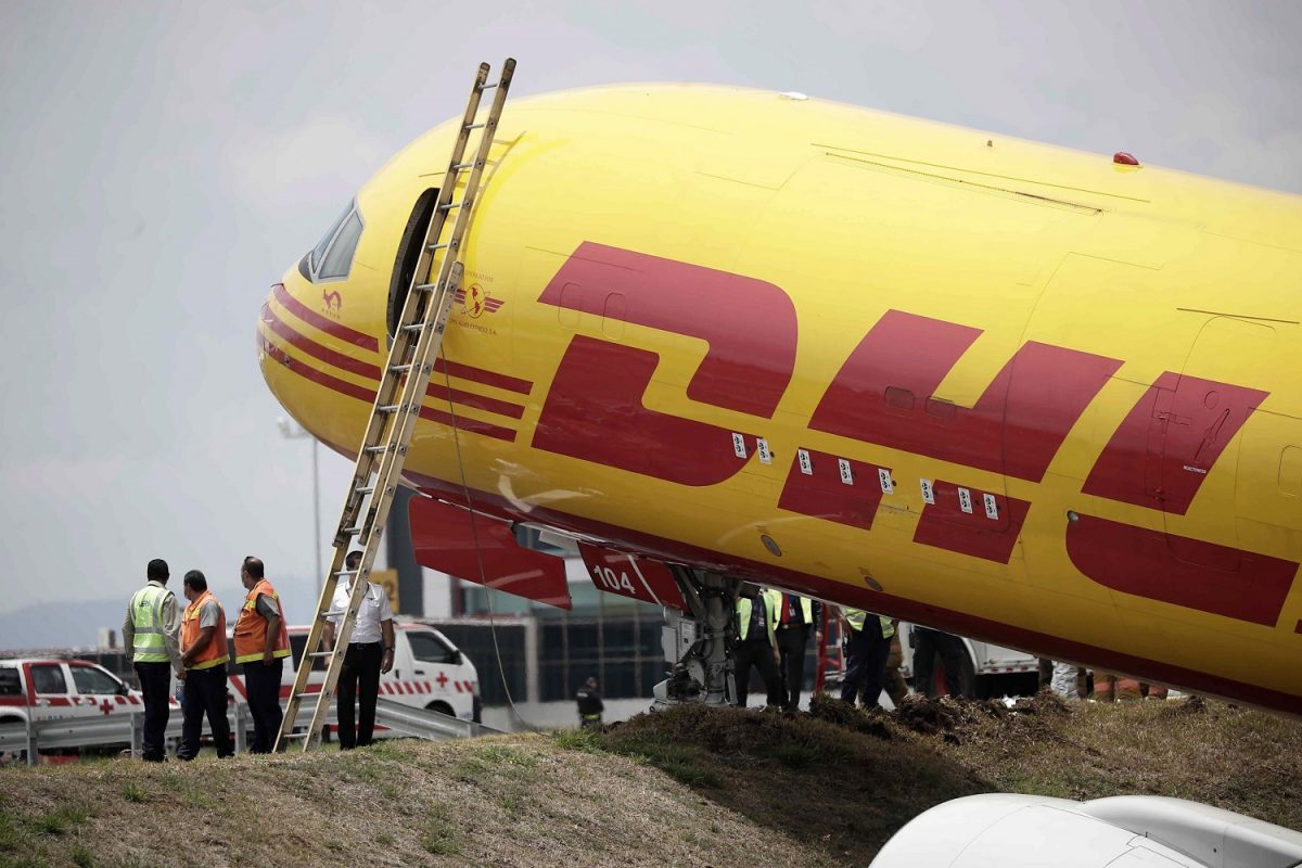 Atterraggio di emergenza per un Boeing 757 di DHL: esce di pista e si ...