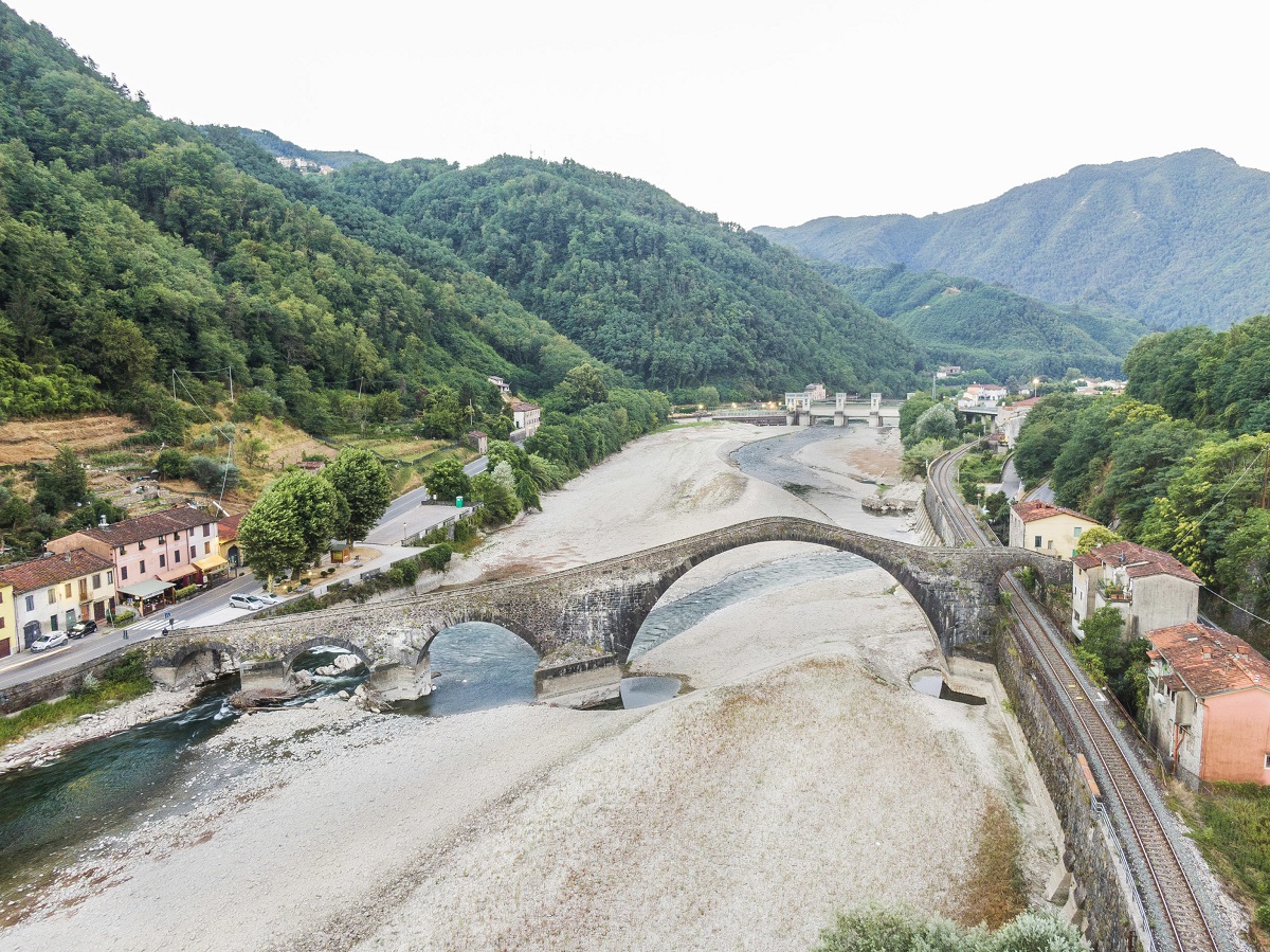 Siccità in Toscana: il fiume Serchio a secco vicino Lucca | FOTO