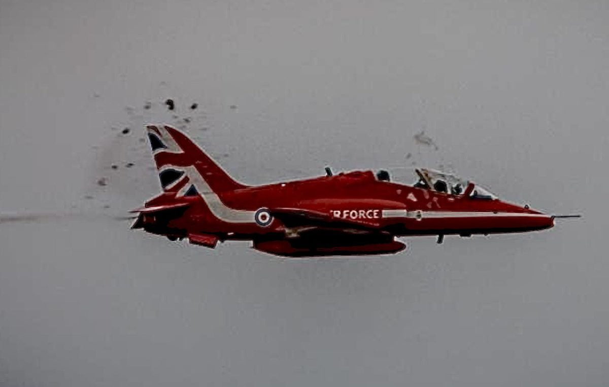 Cabina di pilotaggio in frantumi: violento bird strike per un jet dei ...
