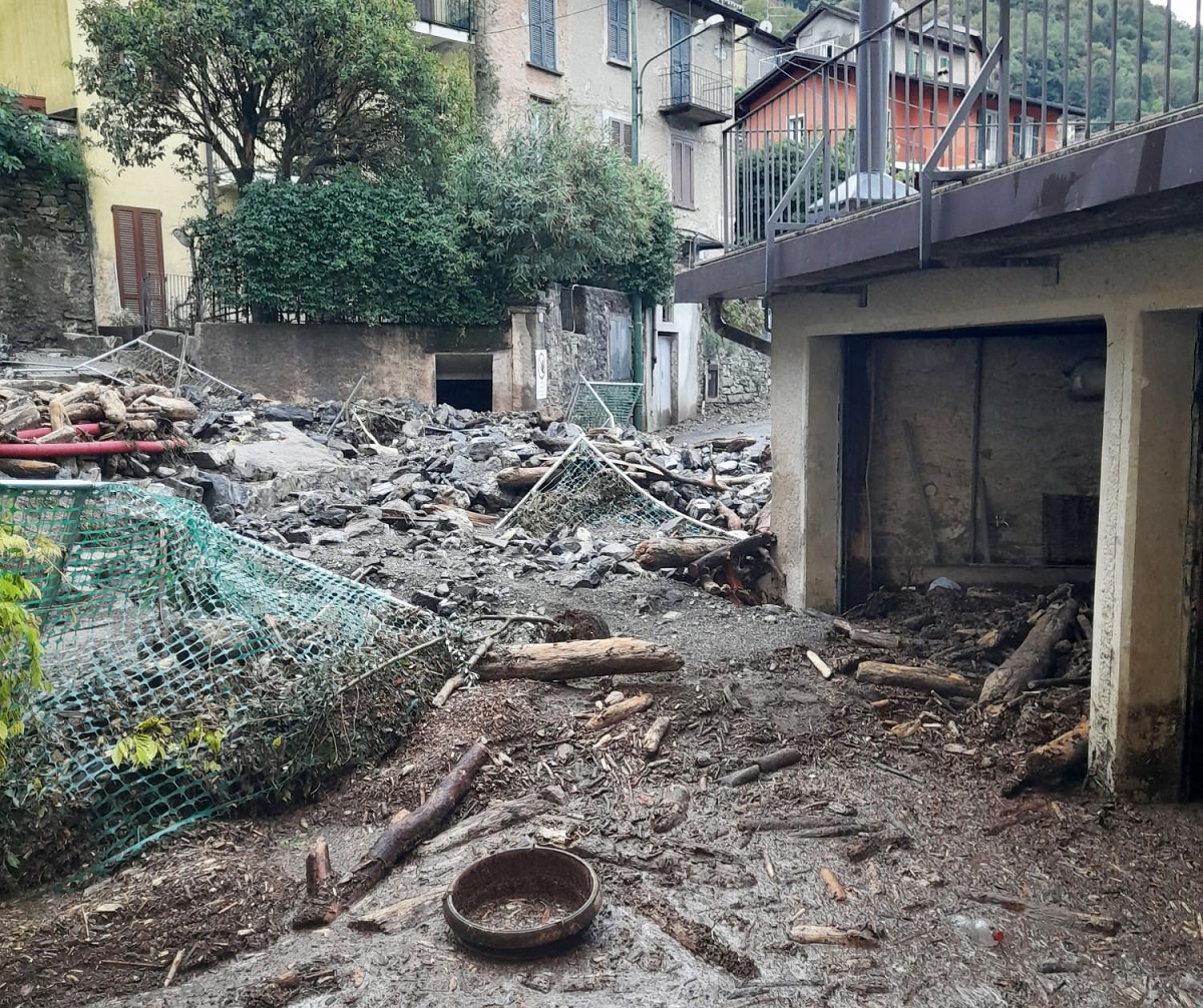 Maltempo, situazione drammatica nel Comasco: frane e fiumi di fango ...