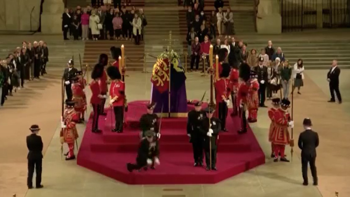 Guardia reale sviene vicino alla bara della regina Elisabetta | VIDEO