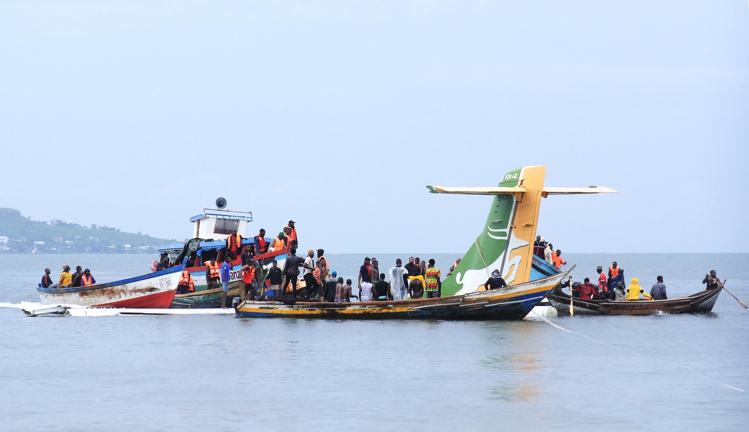 Tanzania, aereo precipitato: sale a 19 il bilancio dei morti | FOTO