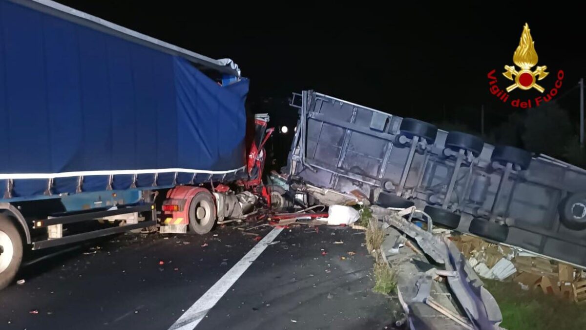 Sicilia, inferno sull'A20 Messina-Palermo nella notte: le FOTO del disastro