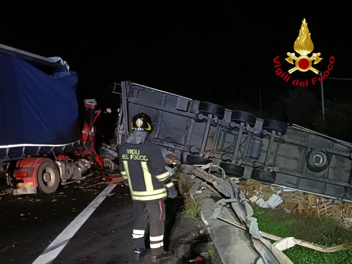 Sicilia, inferno sull'A20 Messina-Palermo nella notte: le FOTO del disastro