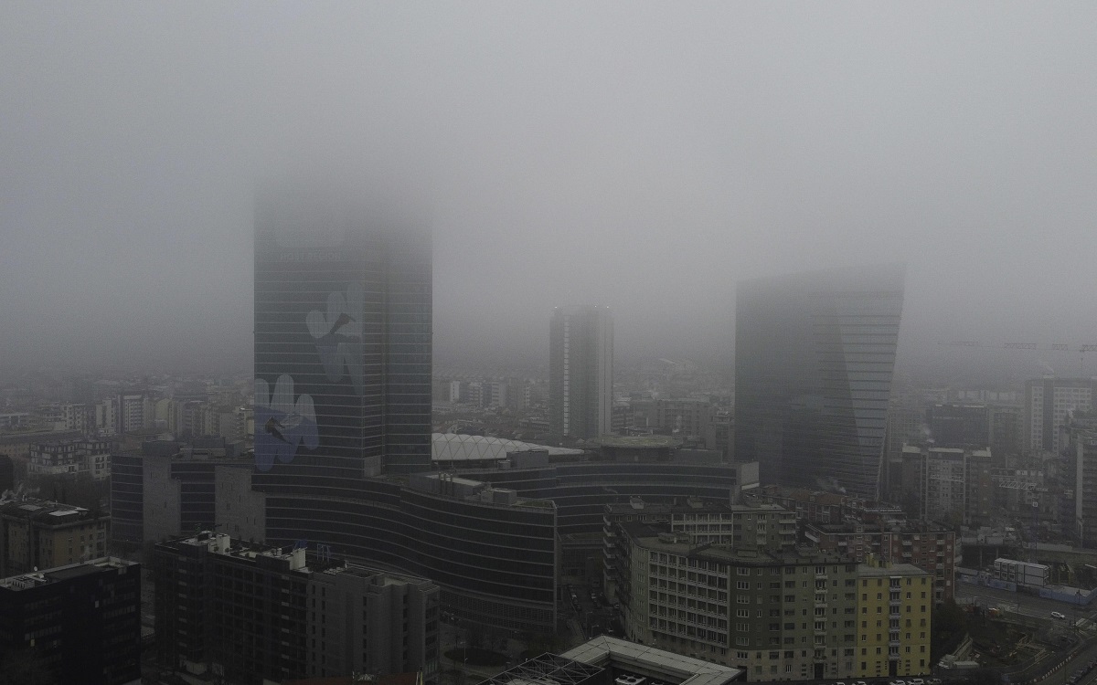 Lo skyline di Milano avvolto dalla nebbia | FOTO