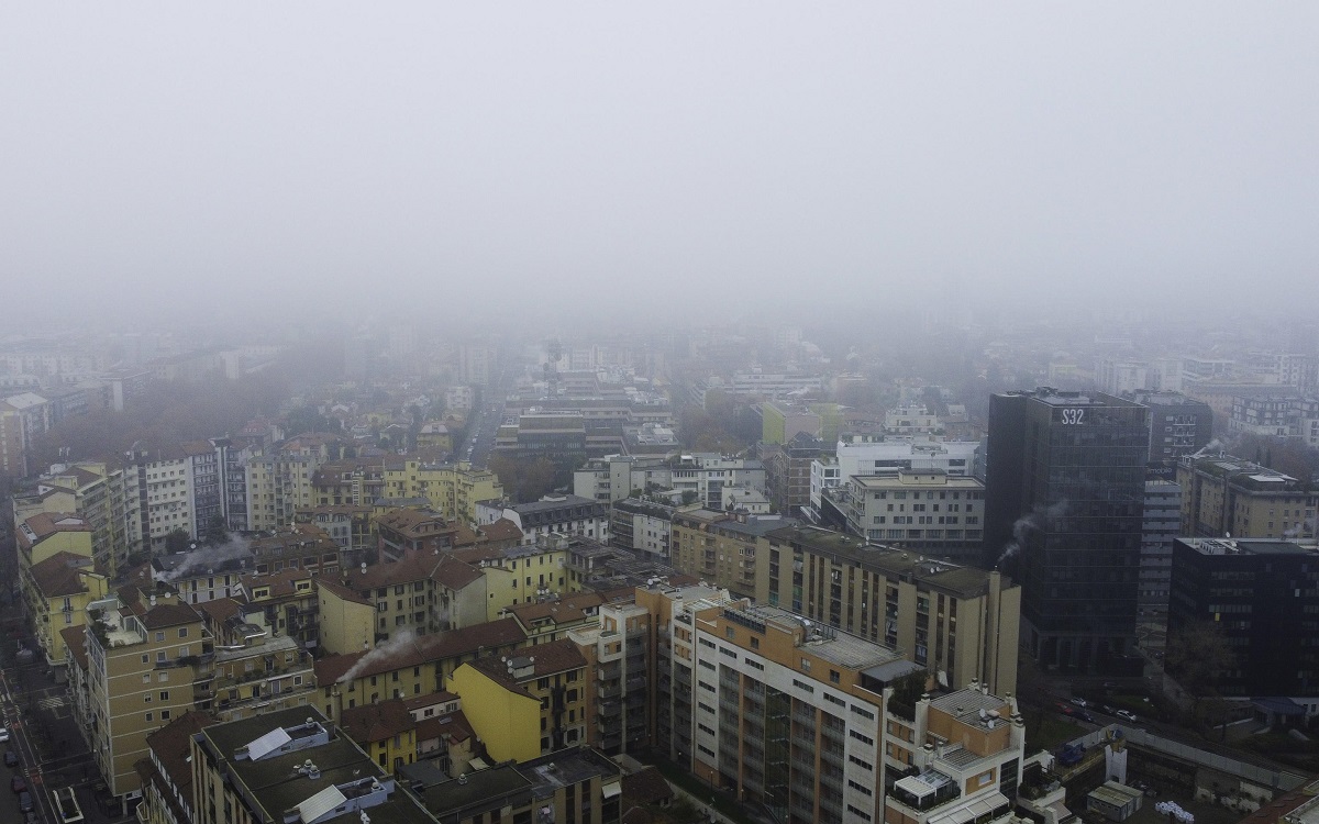 Lo skyline di Milano avvolto dalla nebbia | FOTO