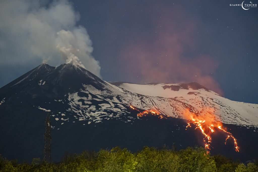 Etna: la colata lavica alla base del cratere di Sud Est