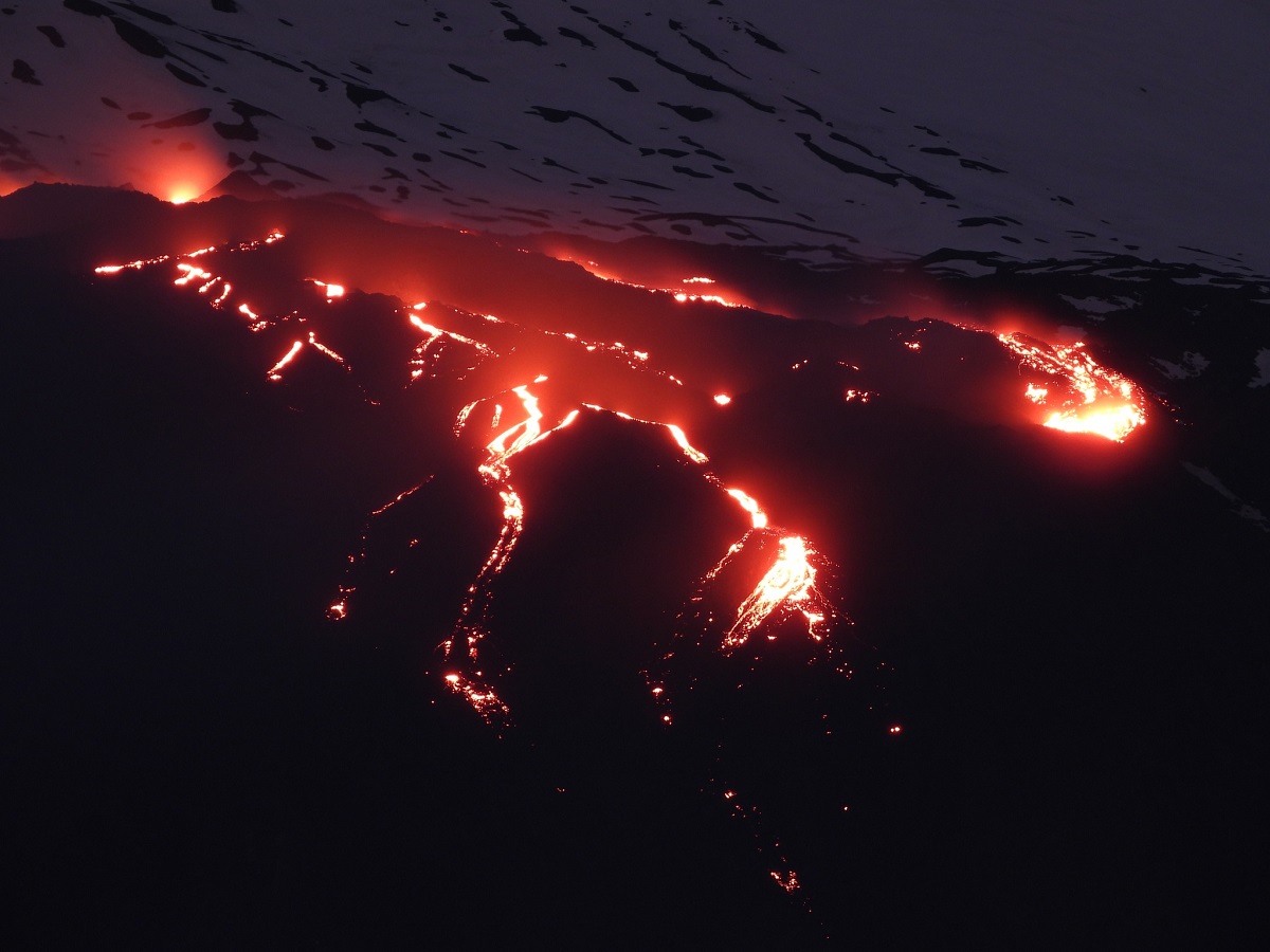 L'Etna, la colata lavica e l'ultimo tramonto del 2022 | FOTO