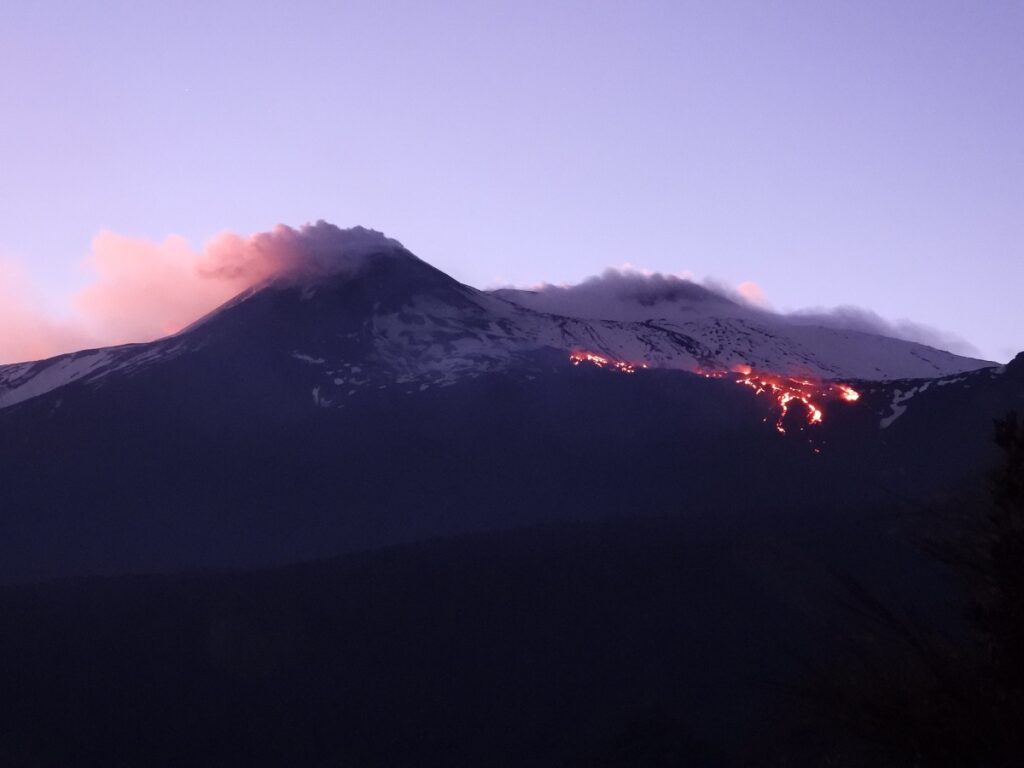 L'Etna, la colata lavica e l'ultimo tramonto del 2022 | FOTO