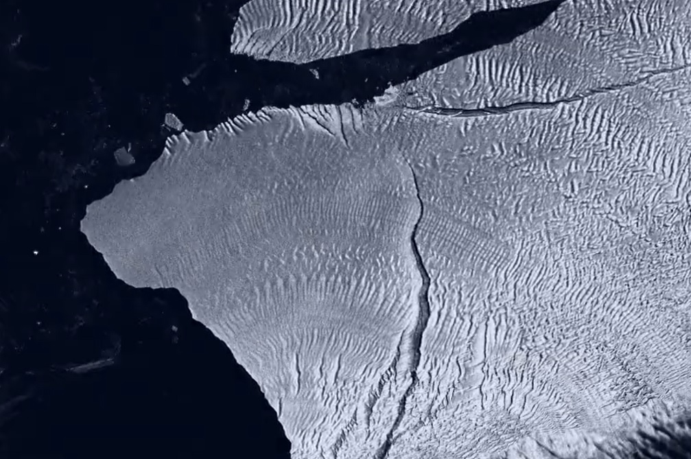 Antartide: il momento del distacco del gigantesco iceberg visto dallo ...