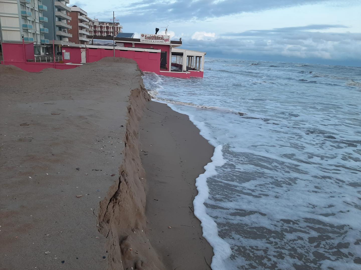 Pioggia, vento fortissimo e mareggiate a Cesenatico: raffiche a 90 km/h ...