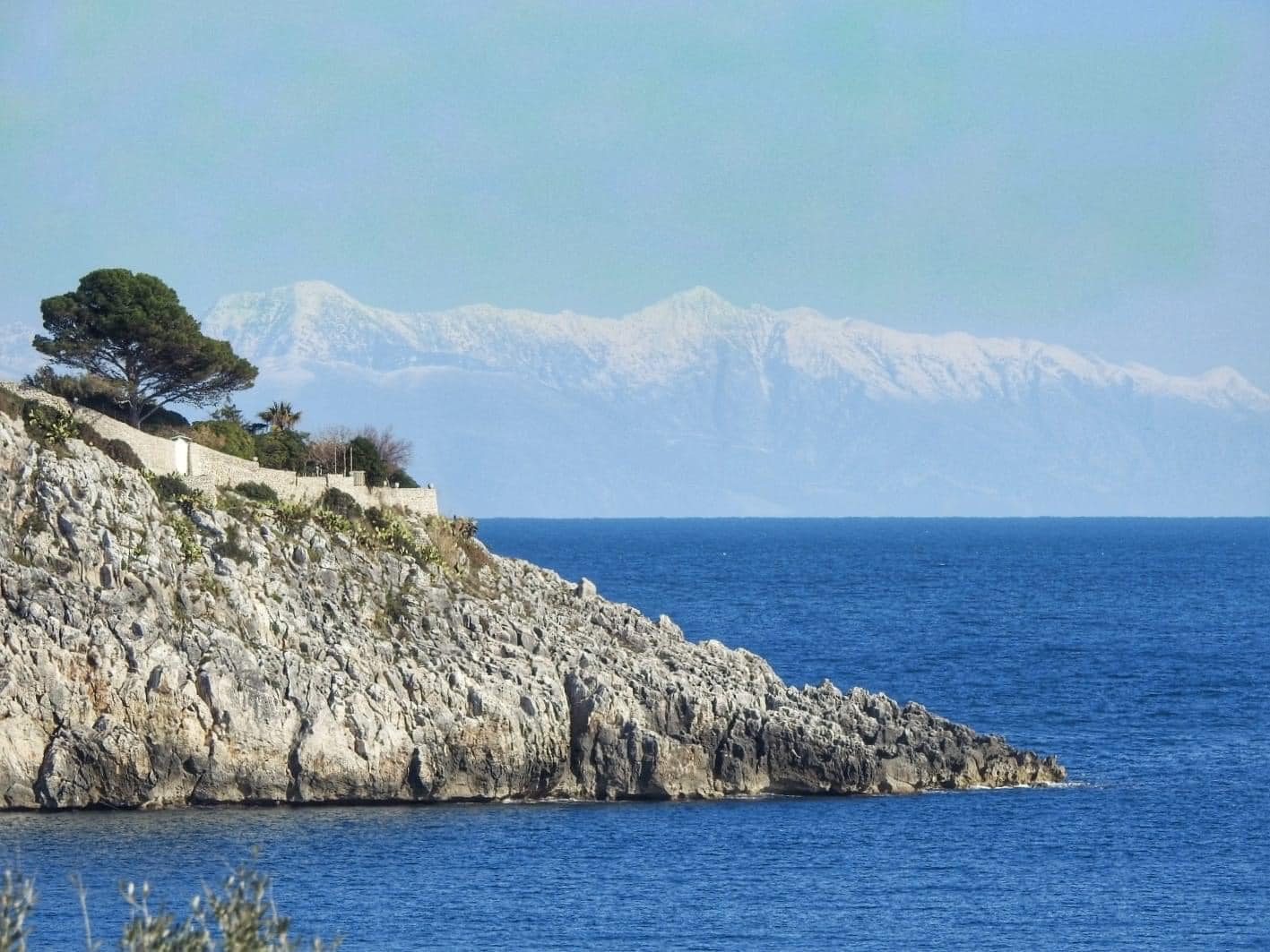 I monti dell’Albania innevati: lo spettacolo visto dal Salento | FOTO