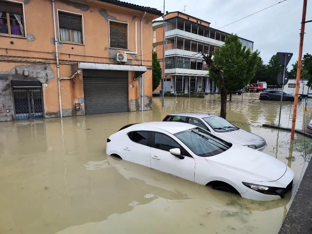 L’Emilia Romagna in ginocchio per l’alluvione: esondazioni, frane e ...