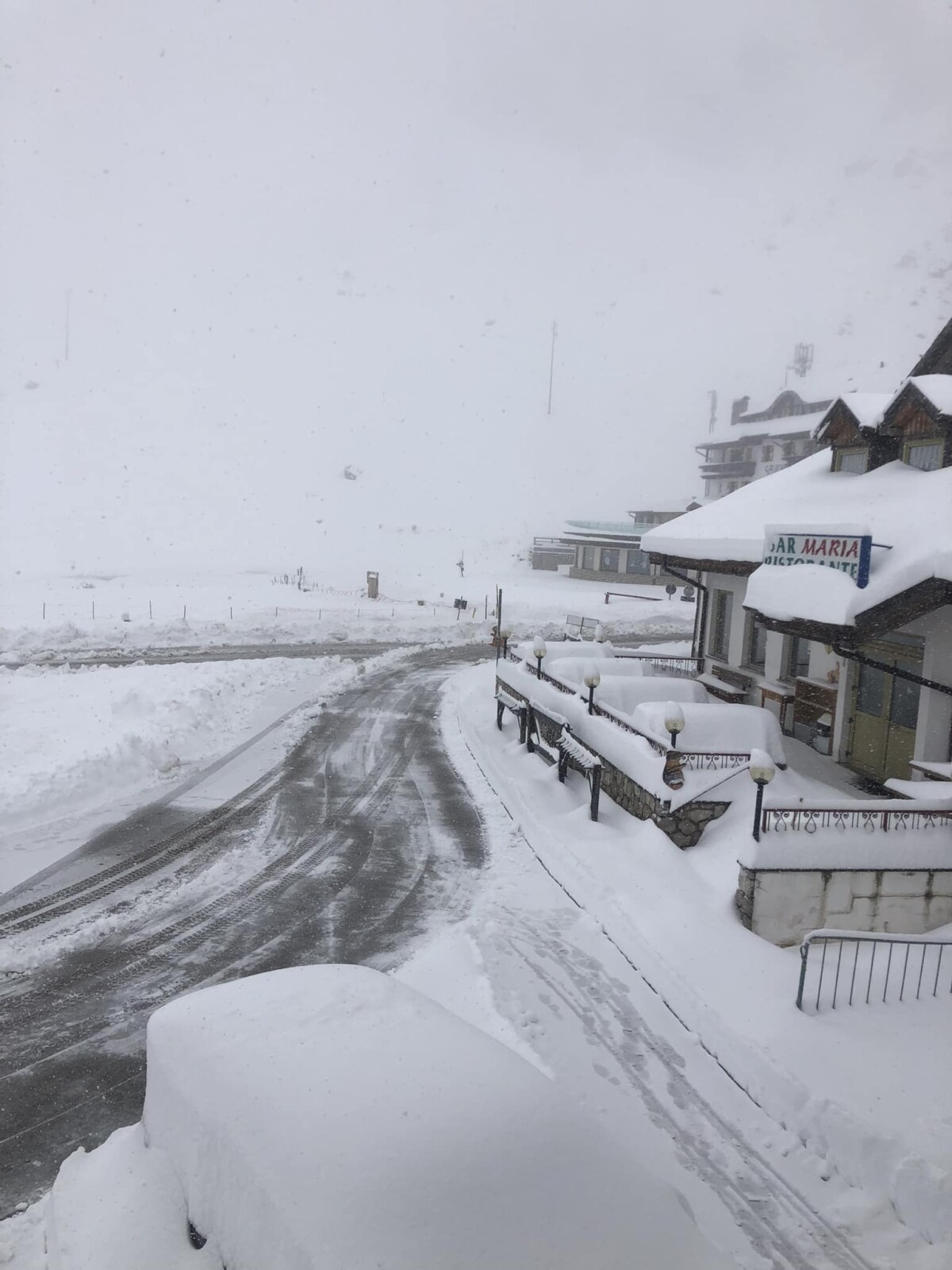 Dolomiti sommerse da una nevicata eccezionale: oltre 60cm sul Pordoi | FOTO