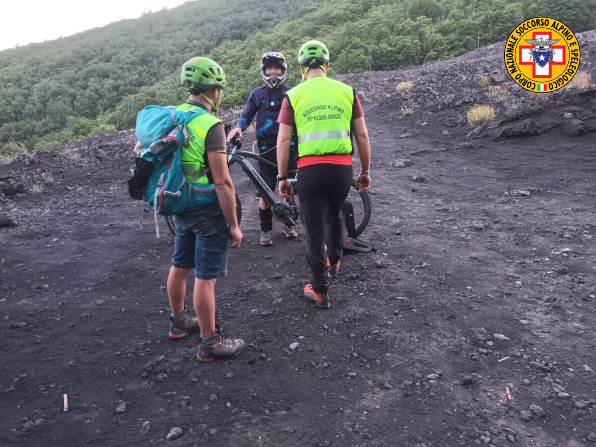 Biker si perde sul versante sud dell'Etna: interviene il Soccorso Alpino